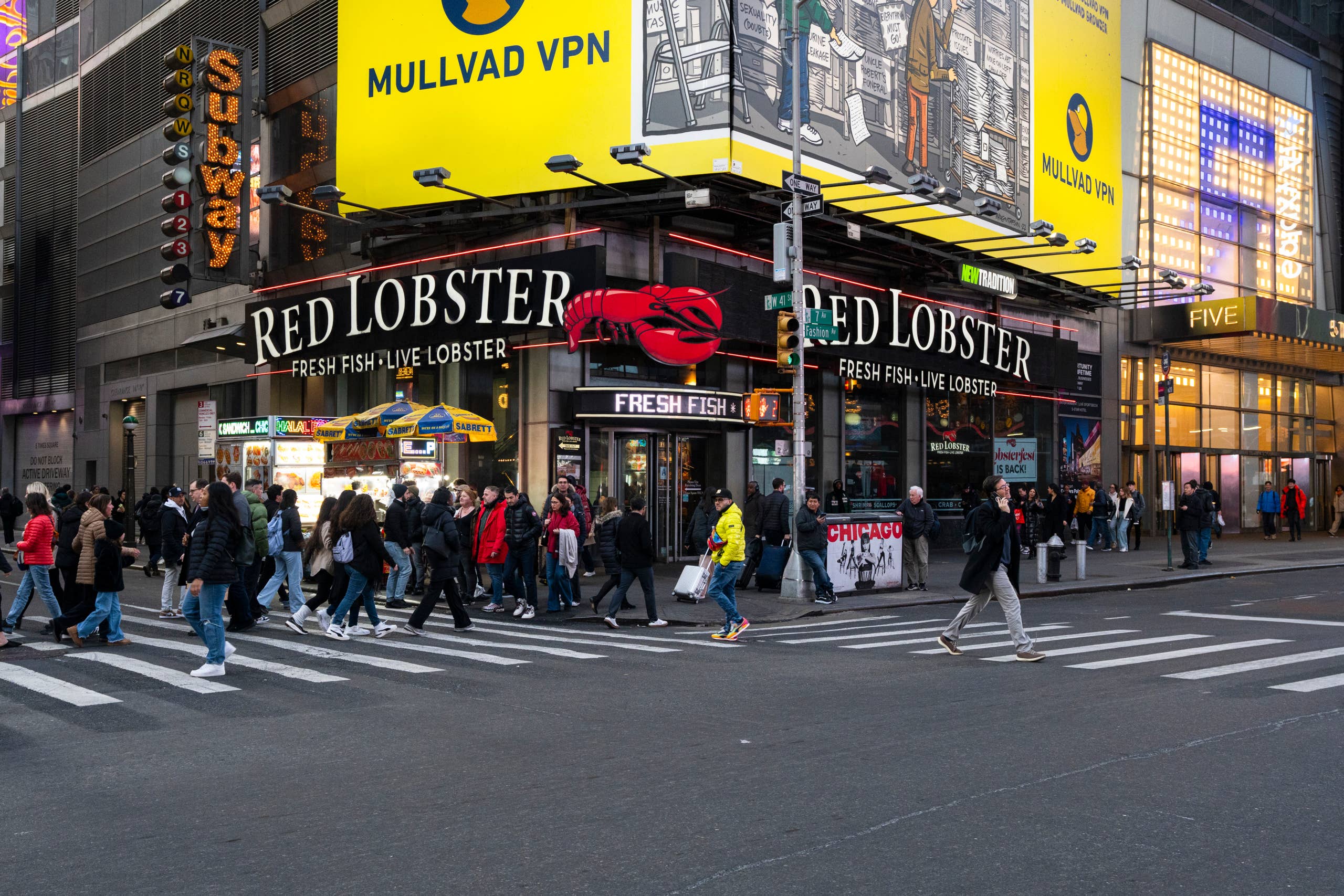 After bankruptcy, iconic seafood chain closes flagship restaurant ...