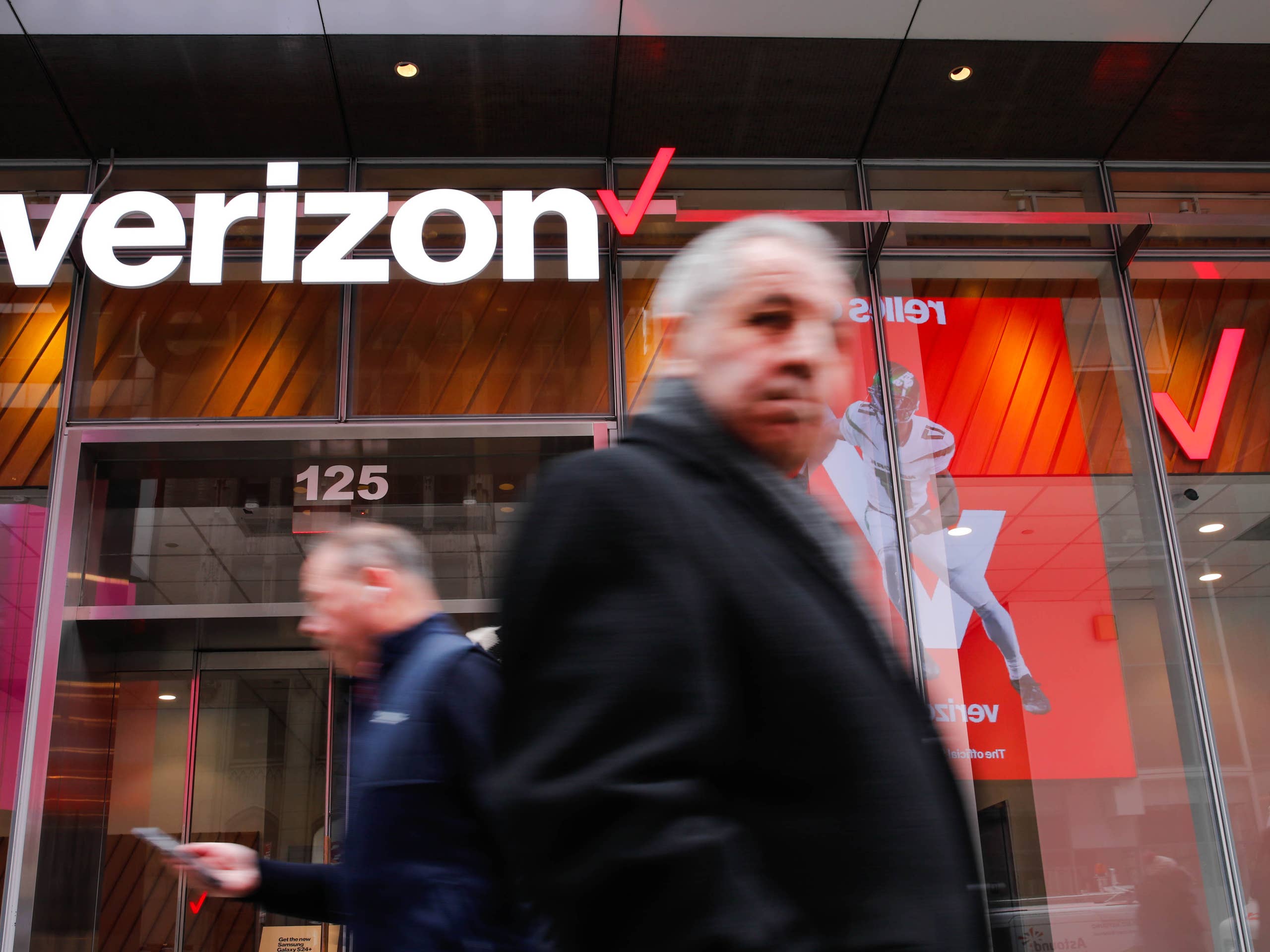 Strict Verizon policy leaves customers waiting longer in stores - TheStreet