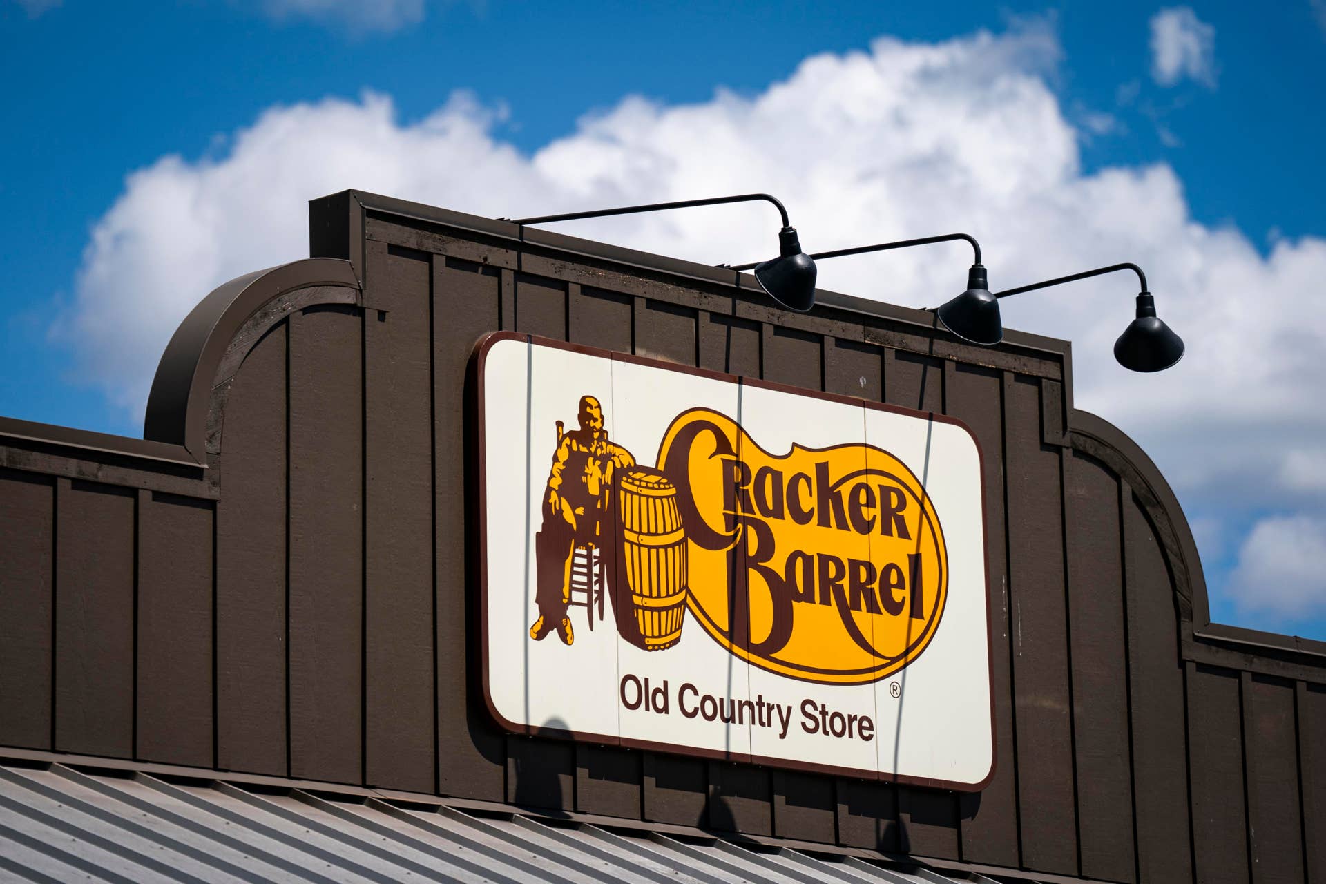 Veteran analyst drops scathing 2-word take on Cracker Barrel after ...