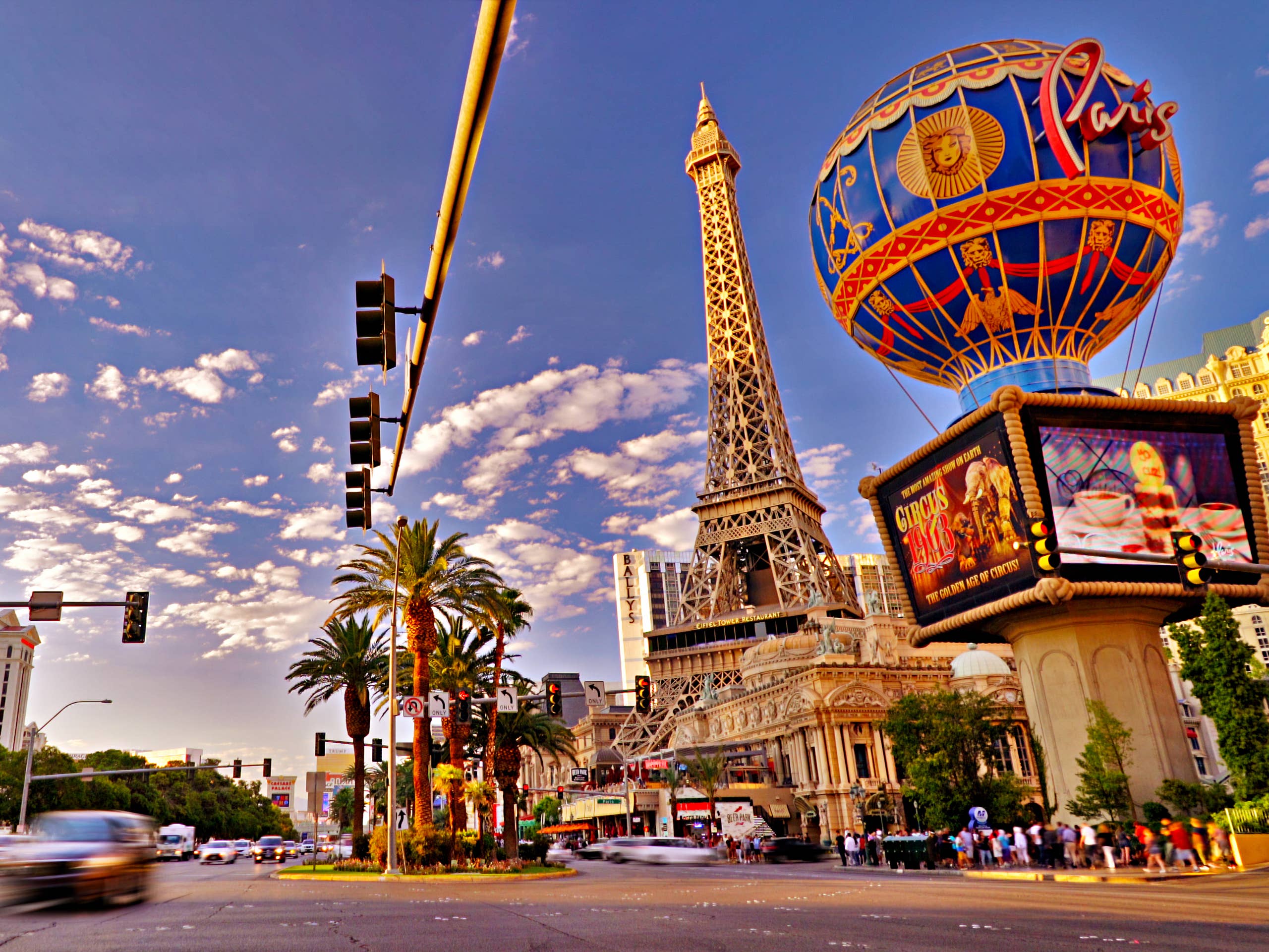 Las Vegas Strip retail giant closes 14 stores, plans more - TheStreet
