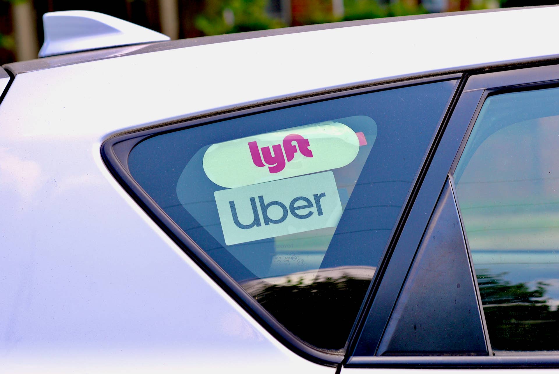 Uber, Lyft use AI to charge riders more, CR says - TheStreet
