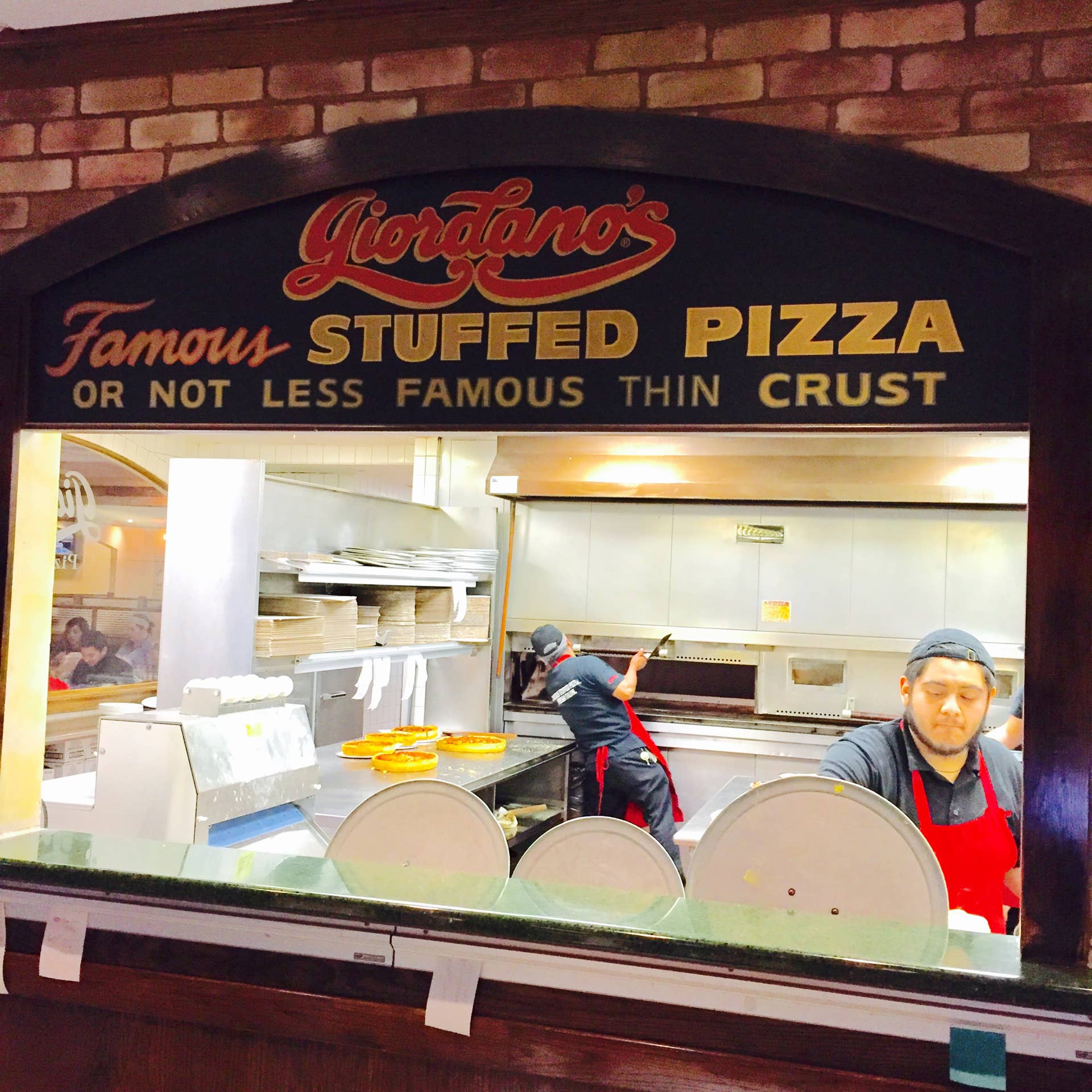 Award-winning Chicago-style pizza chain shocks fans with closings ...
