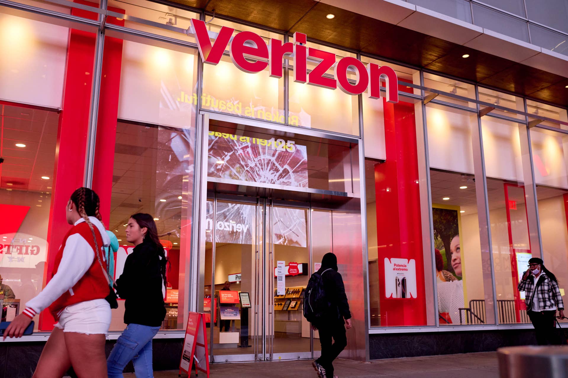 Verizon customers can now avoid 2 major fees with new offer - TheStreet