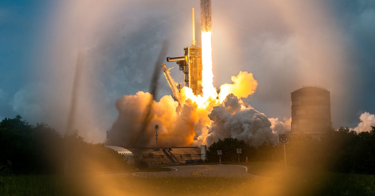 Elon Musk's SpaceX clocks a $1.3 billion government win, hits big ...