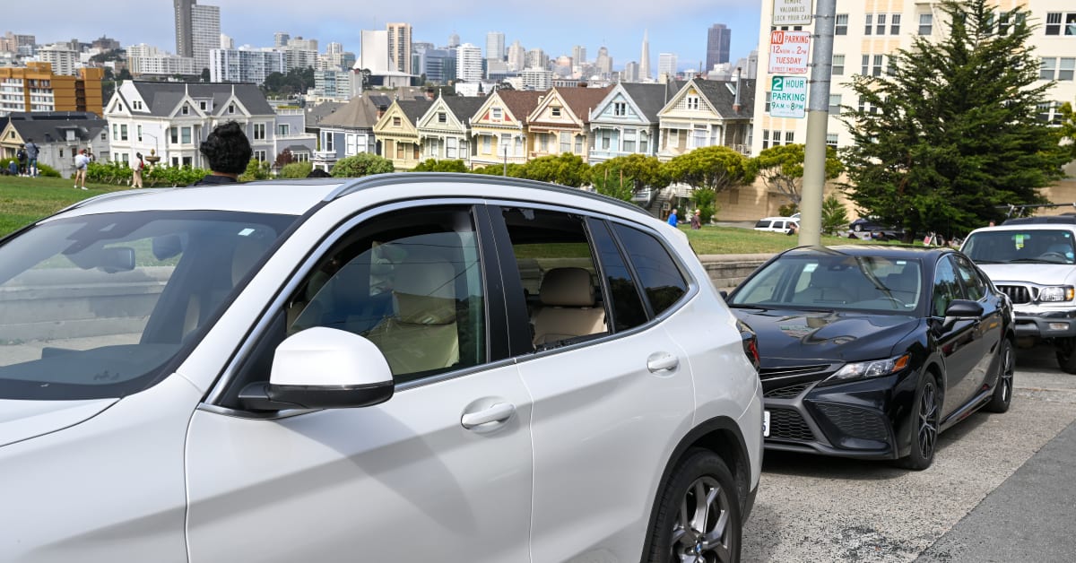 Apple designer launches embarrassing (and effective) car theft ...