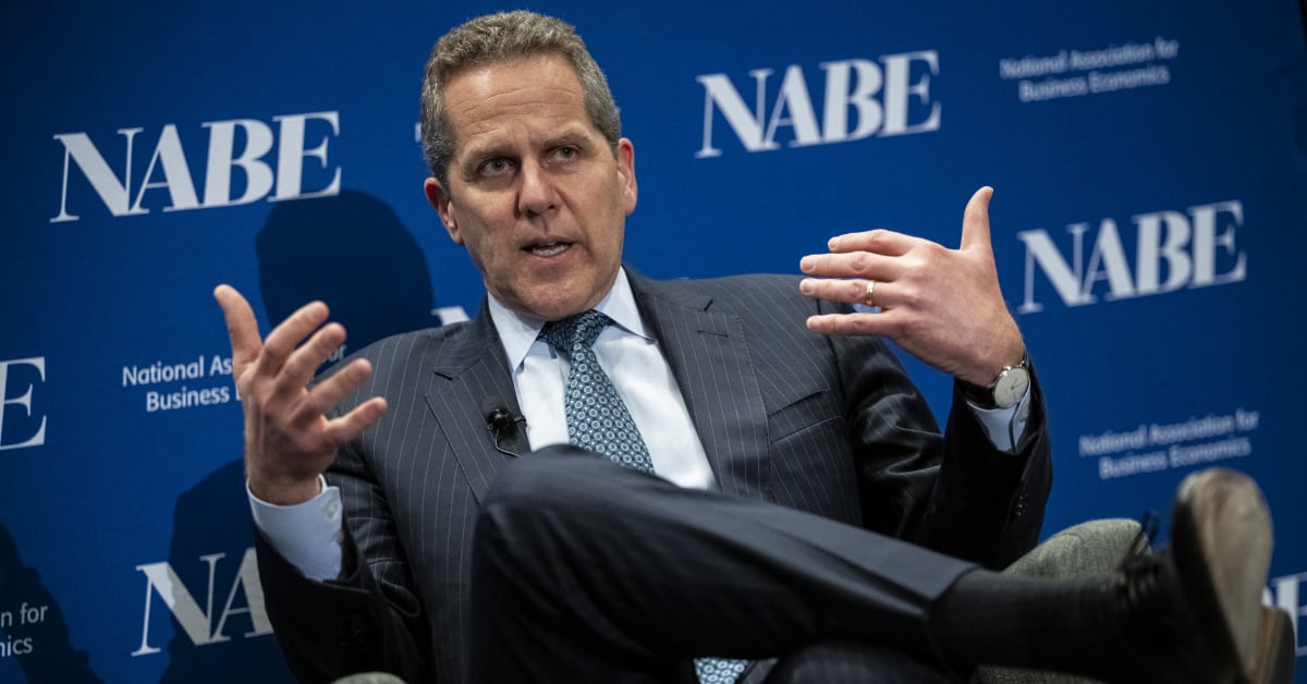 Fed official sends strong message on inflation, jobs - TheStreet