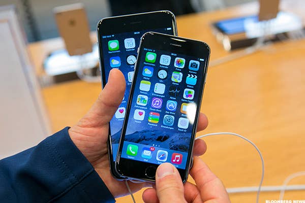 Apple (AAPL) Beats Samsung (SSNLF) for the First Time in Global ...