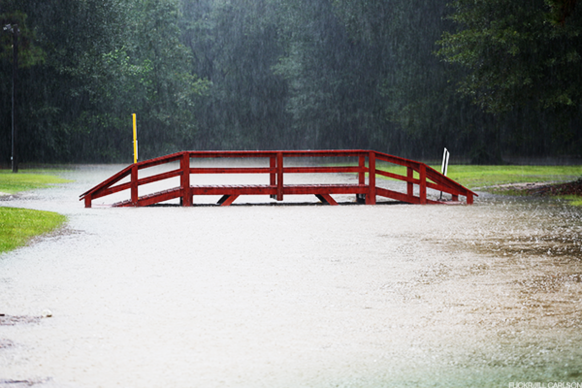 Houston's Addicks Dam Begins to Spill Over, Nearby County: 'GET OUT NOW ...