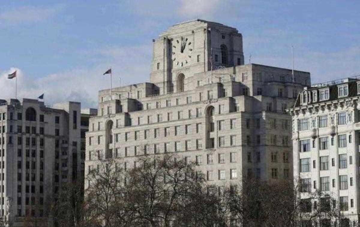 What Larry the Liquidator Can Tell Us About Pearson (PSO) - TheStreet