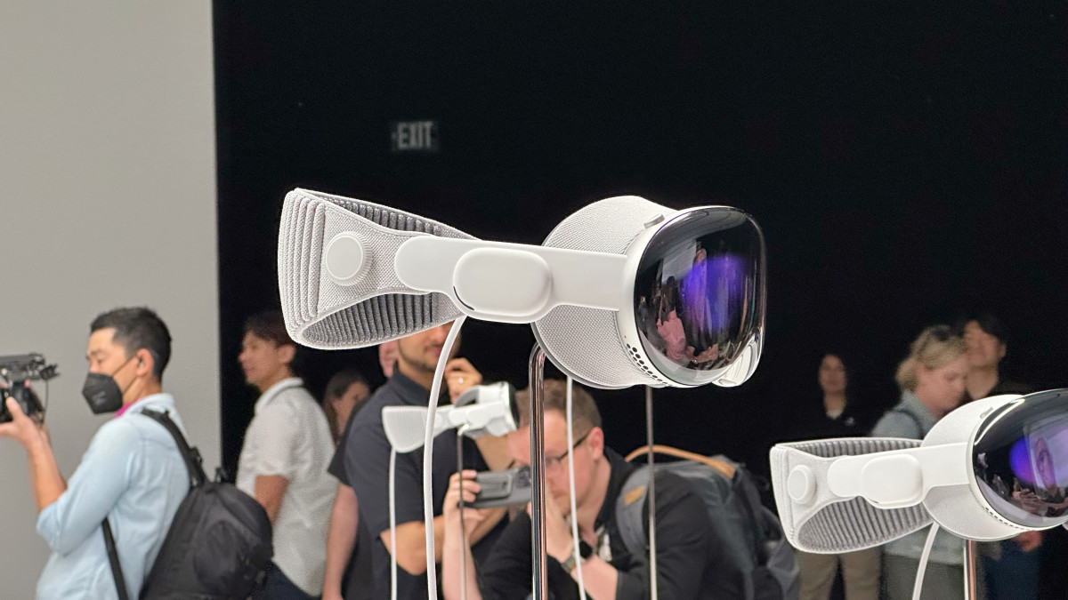Apple Vision Pro Hands-On: A First Look at the Spatial Computing ...