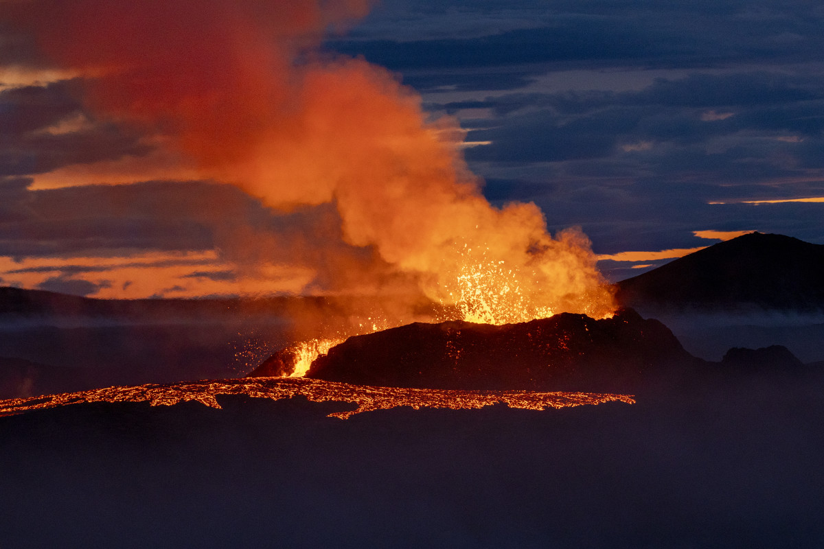 Travelers are paying big money to see an exploding volcano in Iceland ...