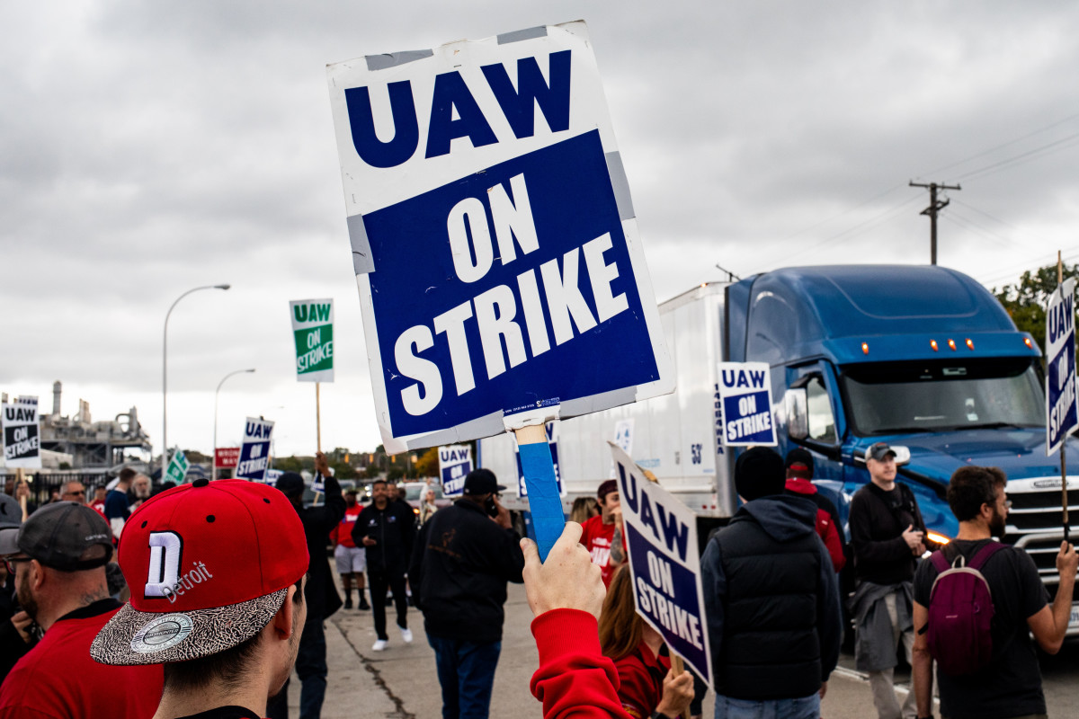 Ford slides as UAW expands strike action to giant Kentucky truck plant ...