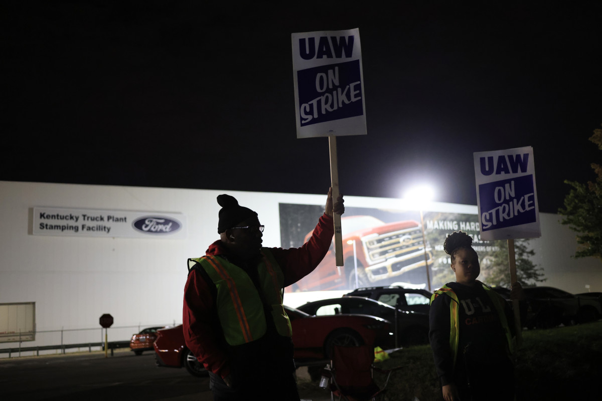 UAW president hides a hypocritical secret as union enters 'new phase ...