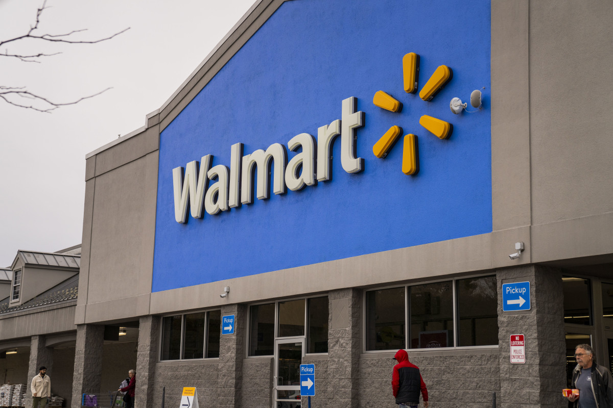 Walmart sounds an economic warning right before Christmas - TheStreet