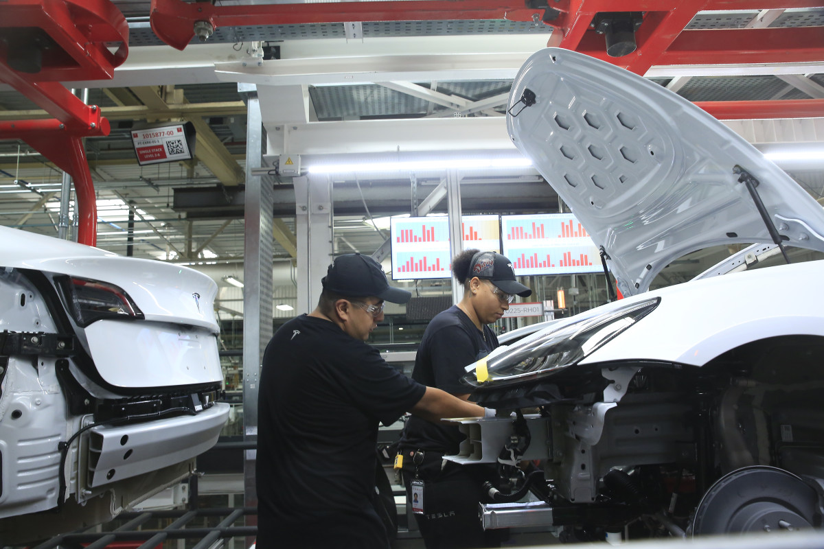 Tesla's latest decision is a critical defensive move against the UAW ...