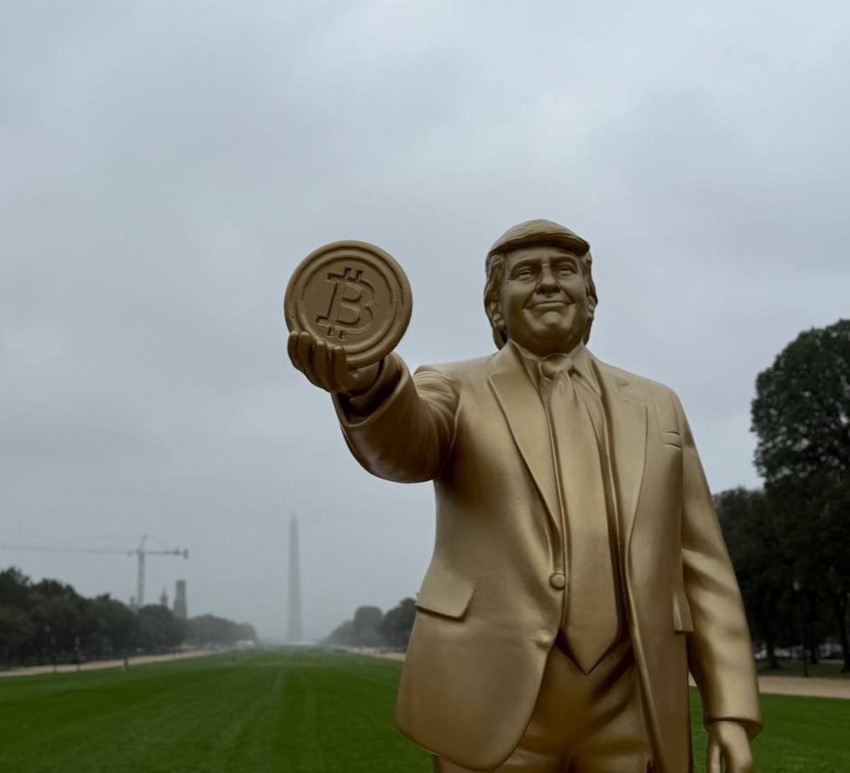 Someone just unveiled Trump holding Bitcoin statue outside US Capitol ...