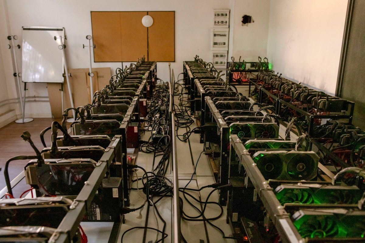 JP Morgan downgrades rating for hot Bitcoin mining stock - TheStreet ...