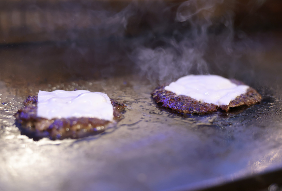 91-year-old burger chain makes major announcement amid market surge ...