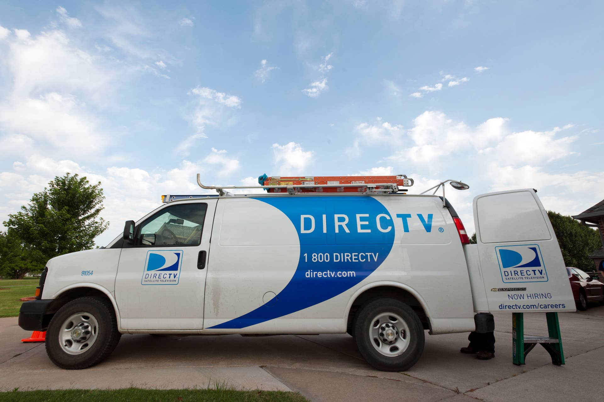 DirecTV hopes to win back customers by offering a free new service ...