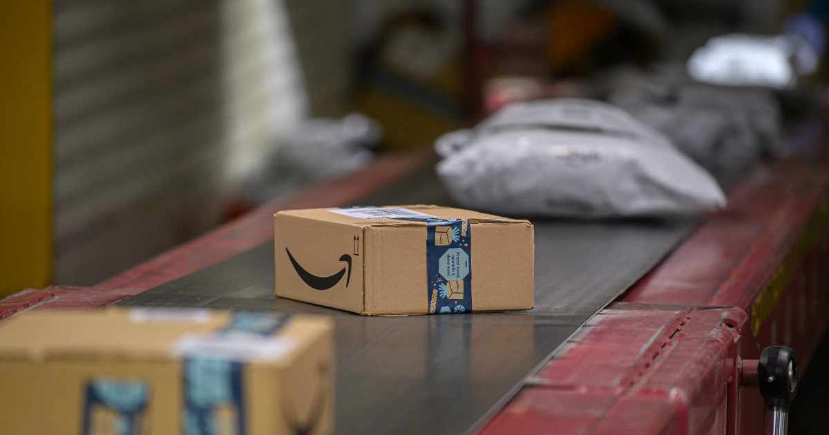 Amazon is selling a $48 CD player and speaker for just $40 - TheStreet