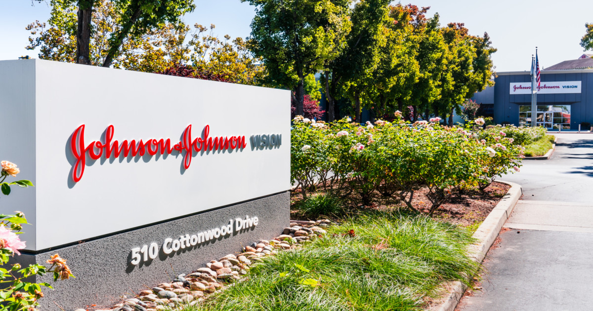 JNJ stock robotic surgery submission fuels dividend growth outlook ...