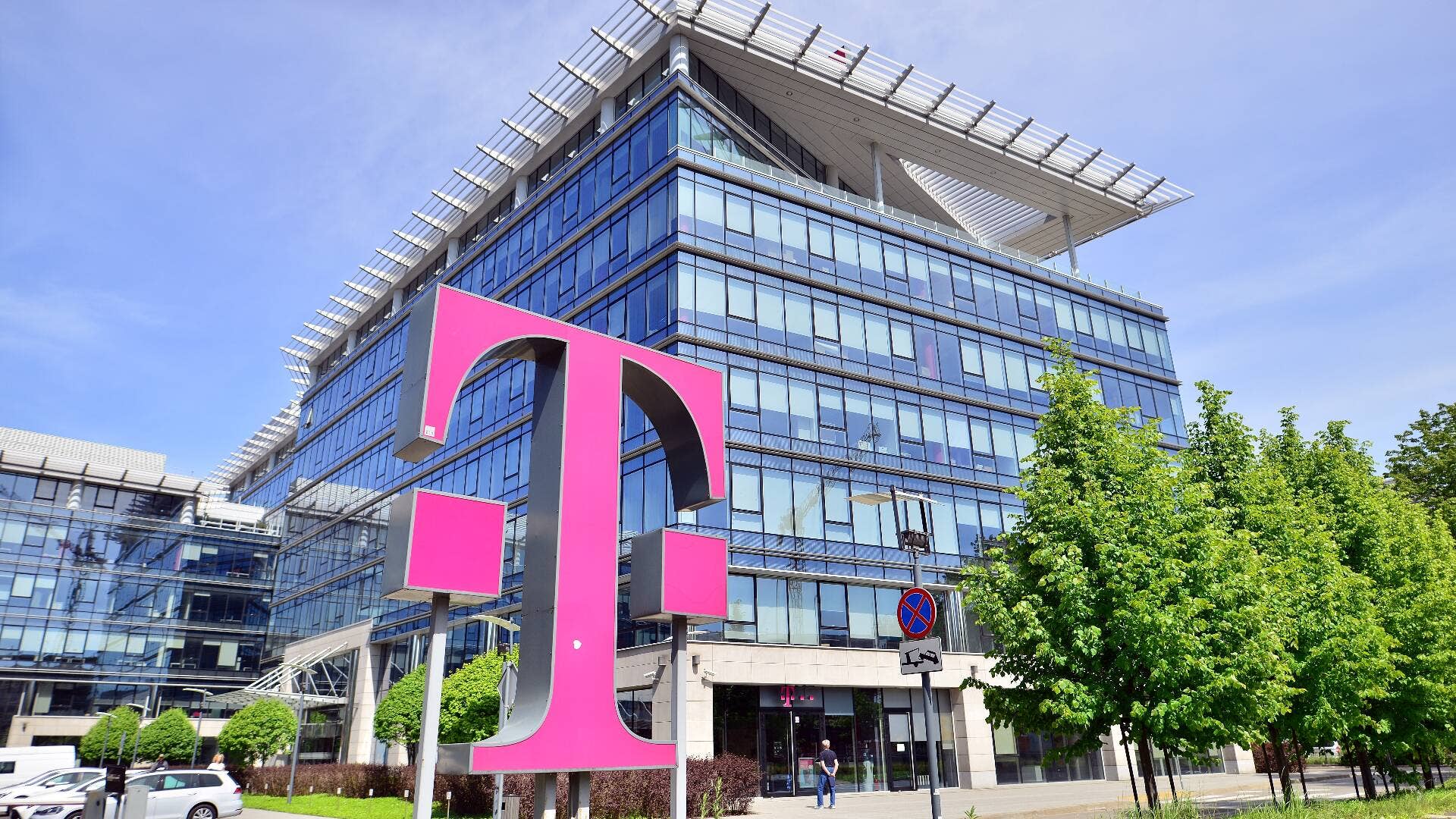 T-Mobile makes harsh move as phone customers vanish - TheStreet