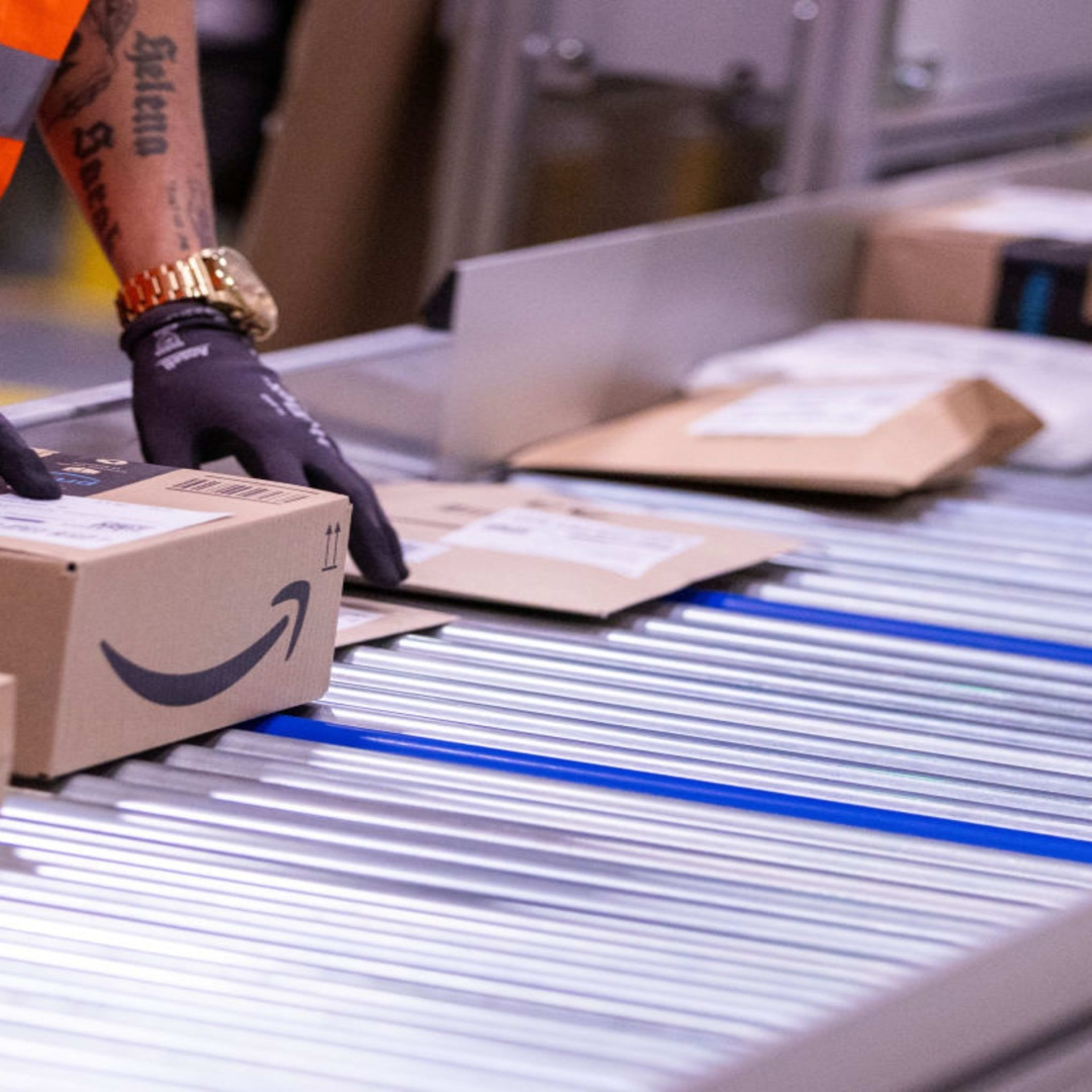 Walmart is selling a $90 computer desk for $53 - TheStreet