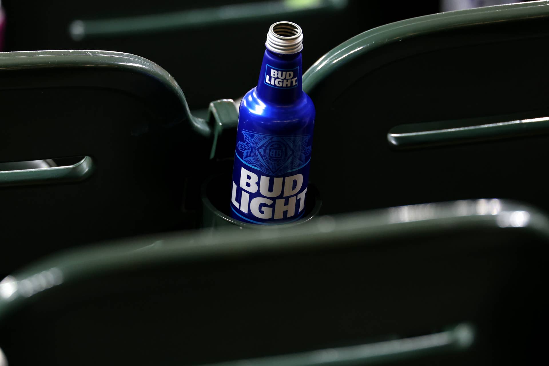 Bud Light makes desperate move to win back customers after boycott ...