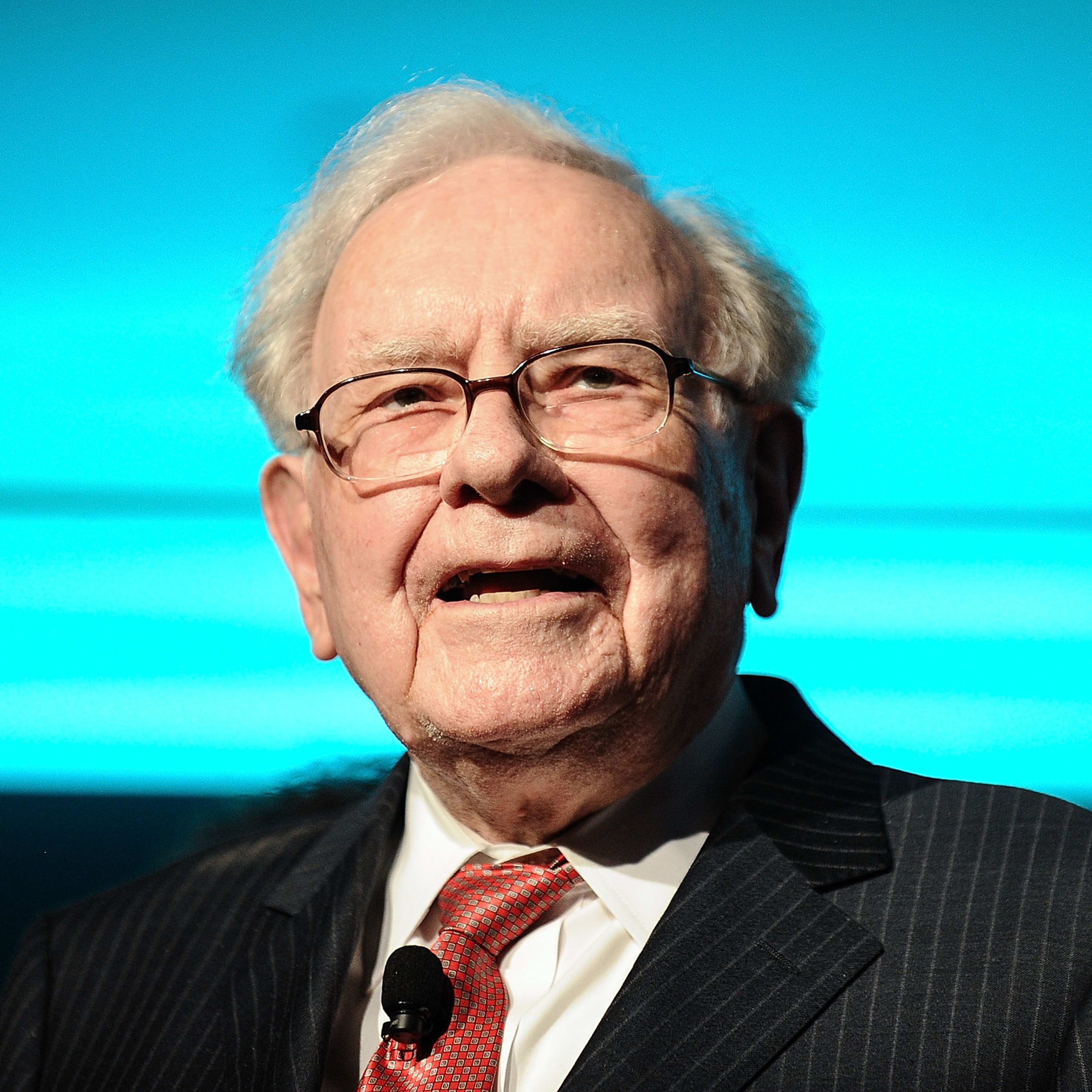Warren Buffett sends moving 2-word message to Berkshire Hathaway ...