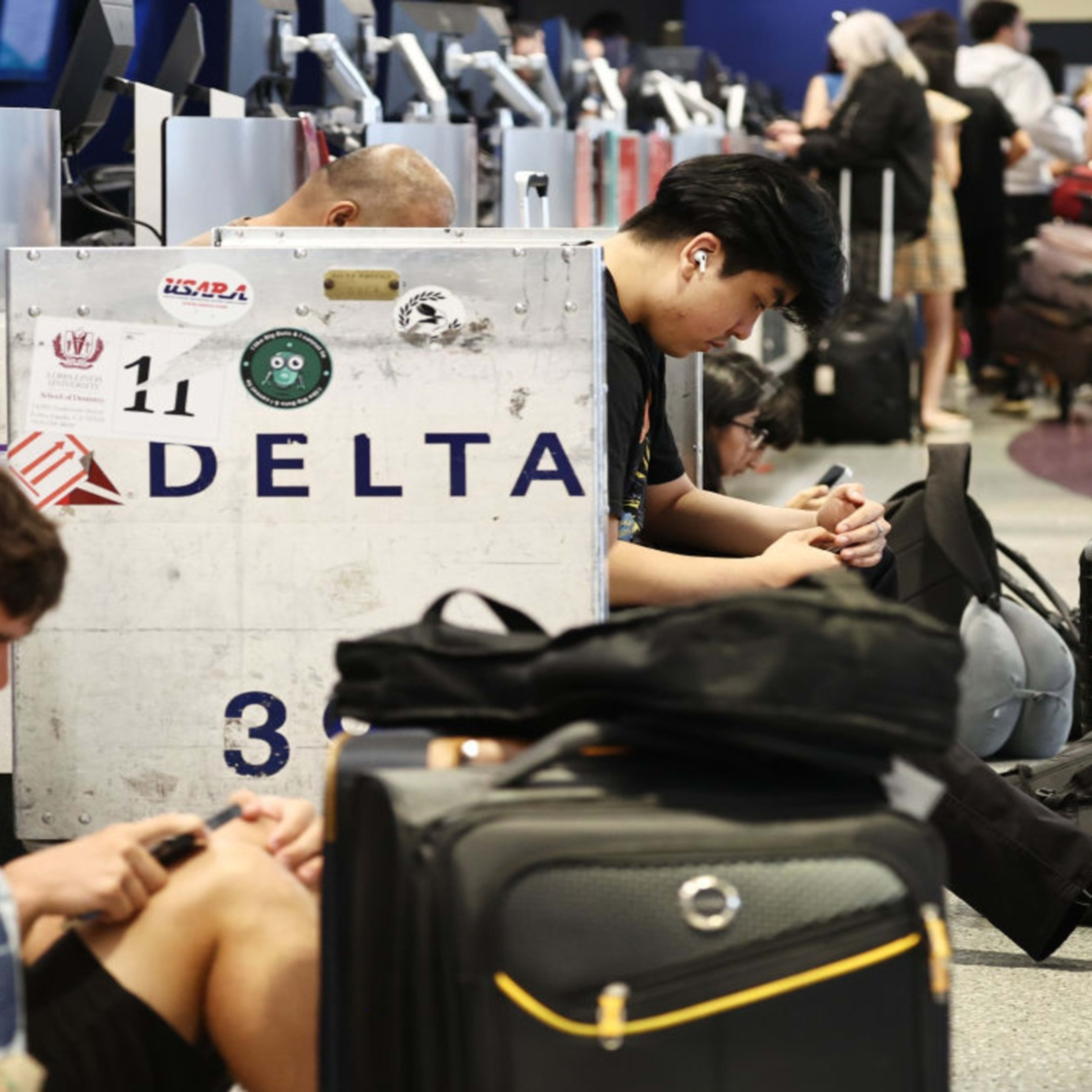 Spirit Airlines cancels 100s of flights in bankruptcy survival bid ...