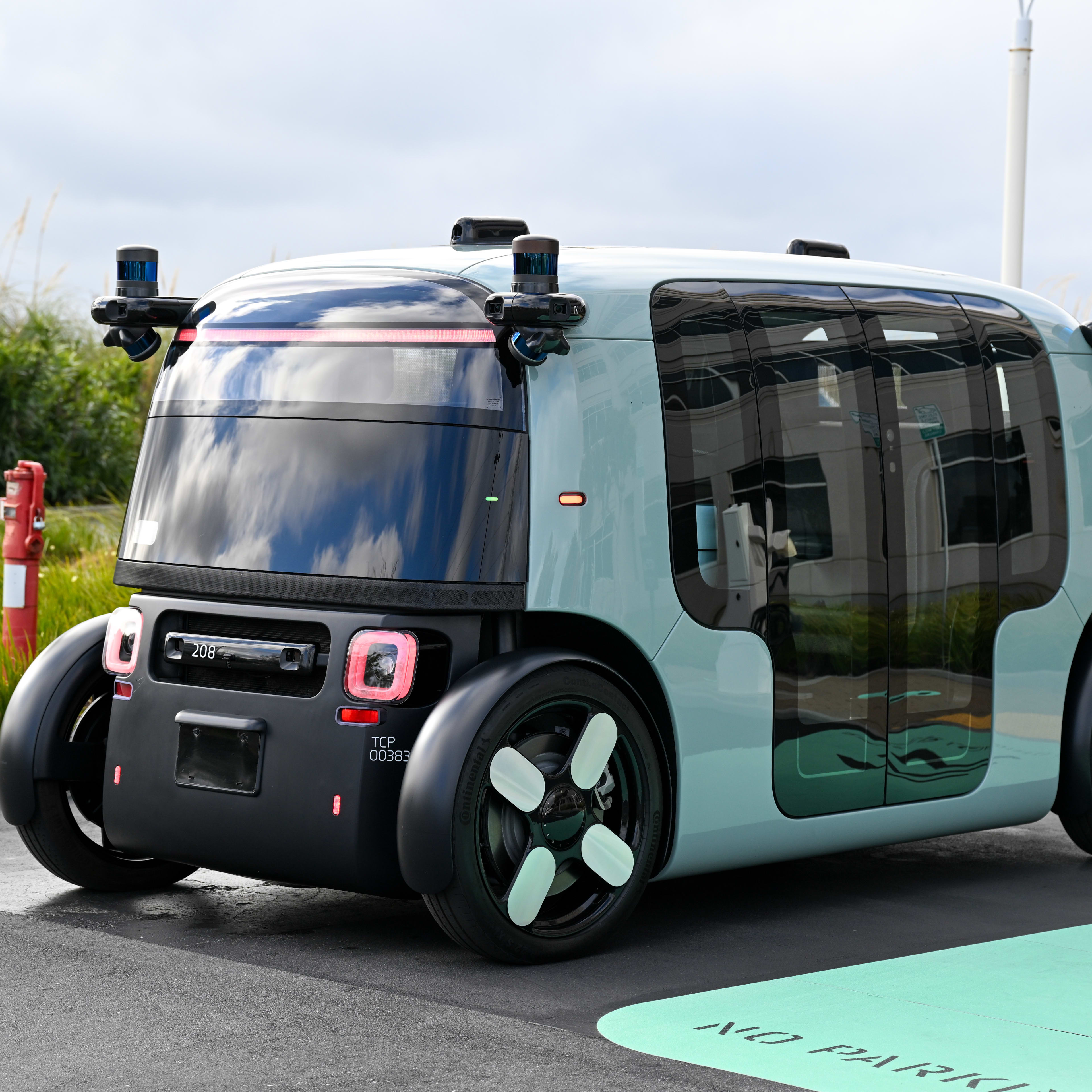 Waymo pulls ahead of Tesla Robotaxi, Amazon Zoox with latest move ...