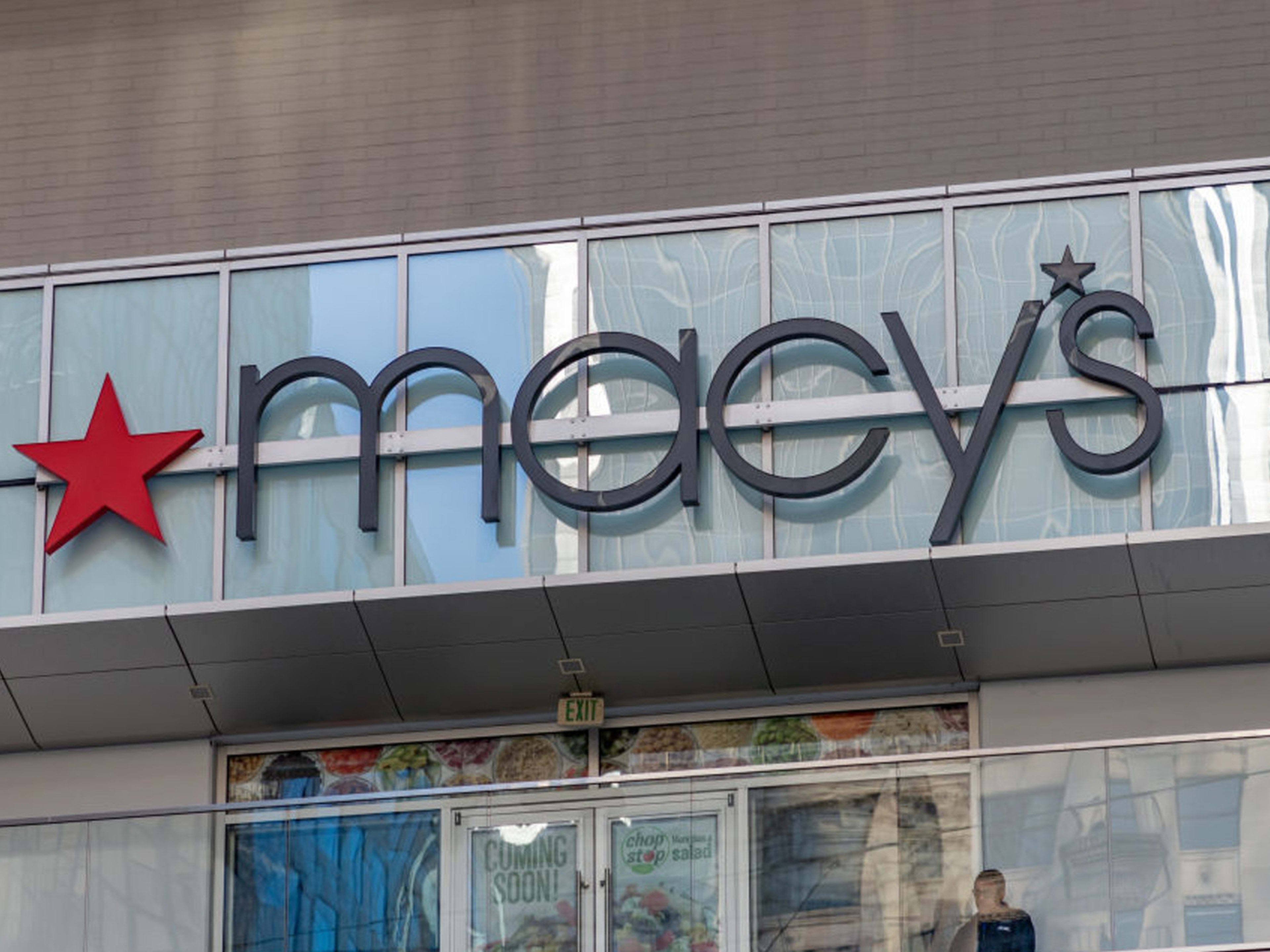 Macy's is selling a Christmas dinnerware set for $105 - TheStreet