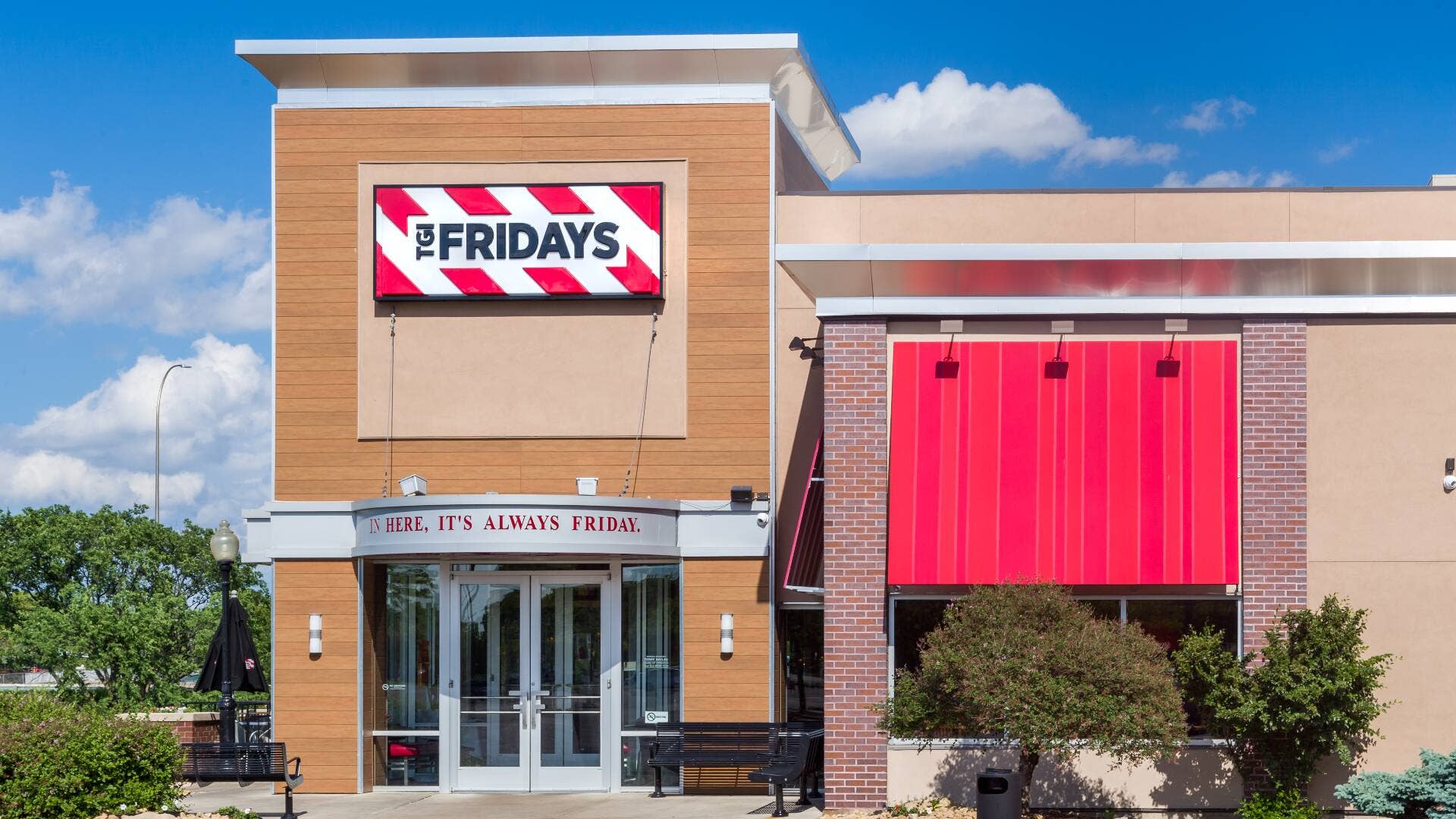 60-year-old bar and grill chain closes more restaurant locations ...