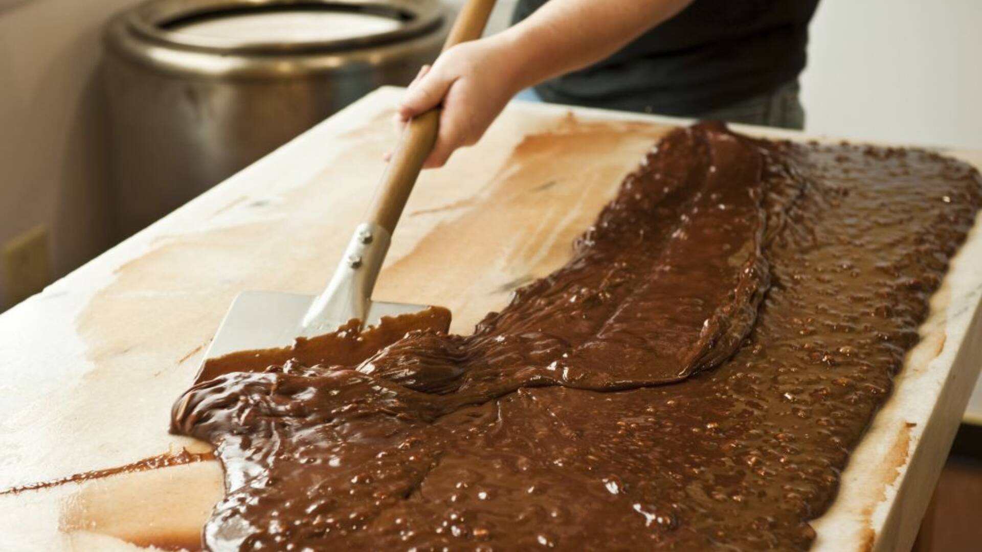 Iconic Warren Buffett candy store suddenly closing after 30 years ...