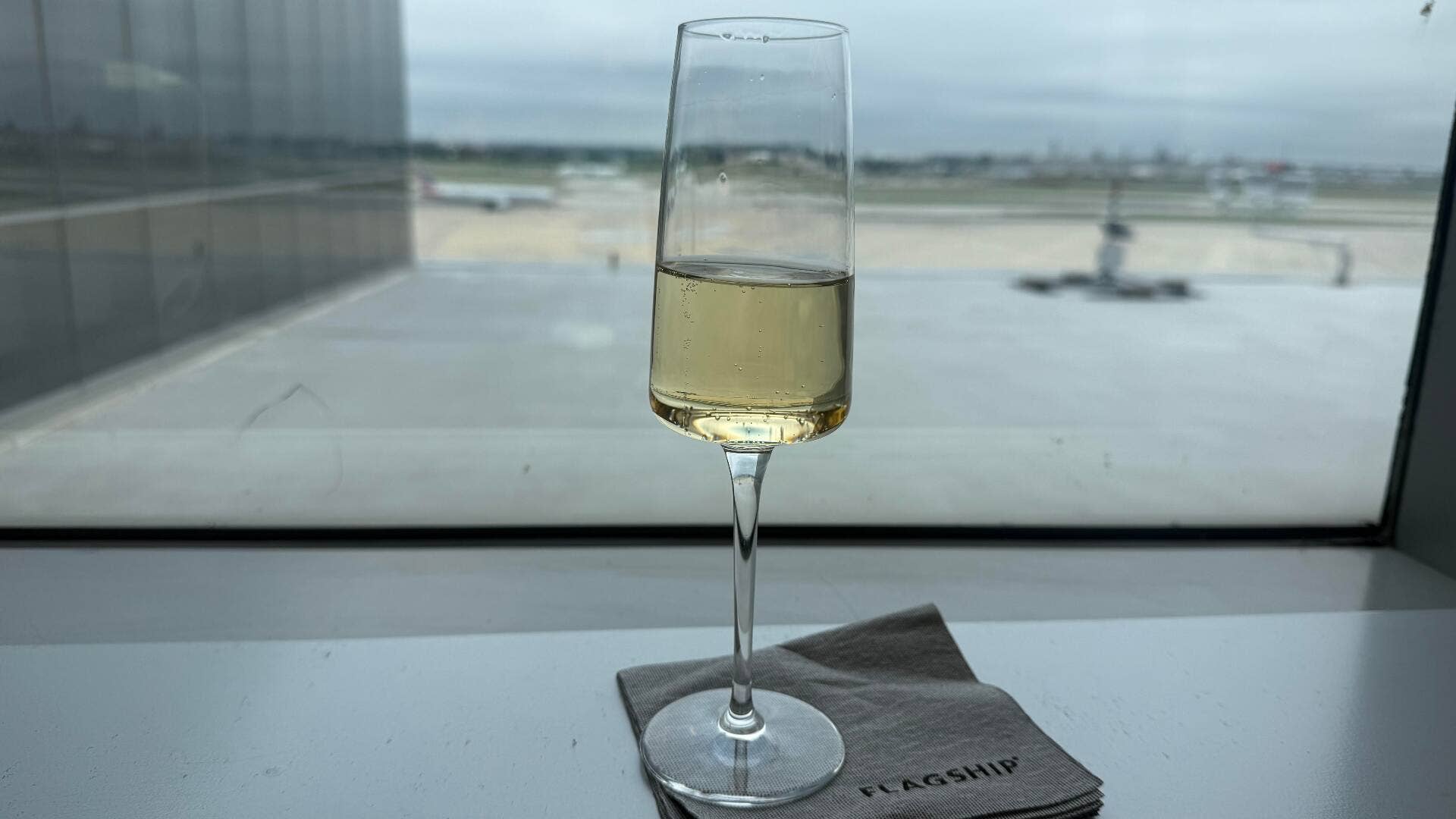 I was in the swanky new American Airlines Flagship lounge — here's what ...