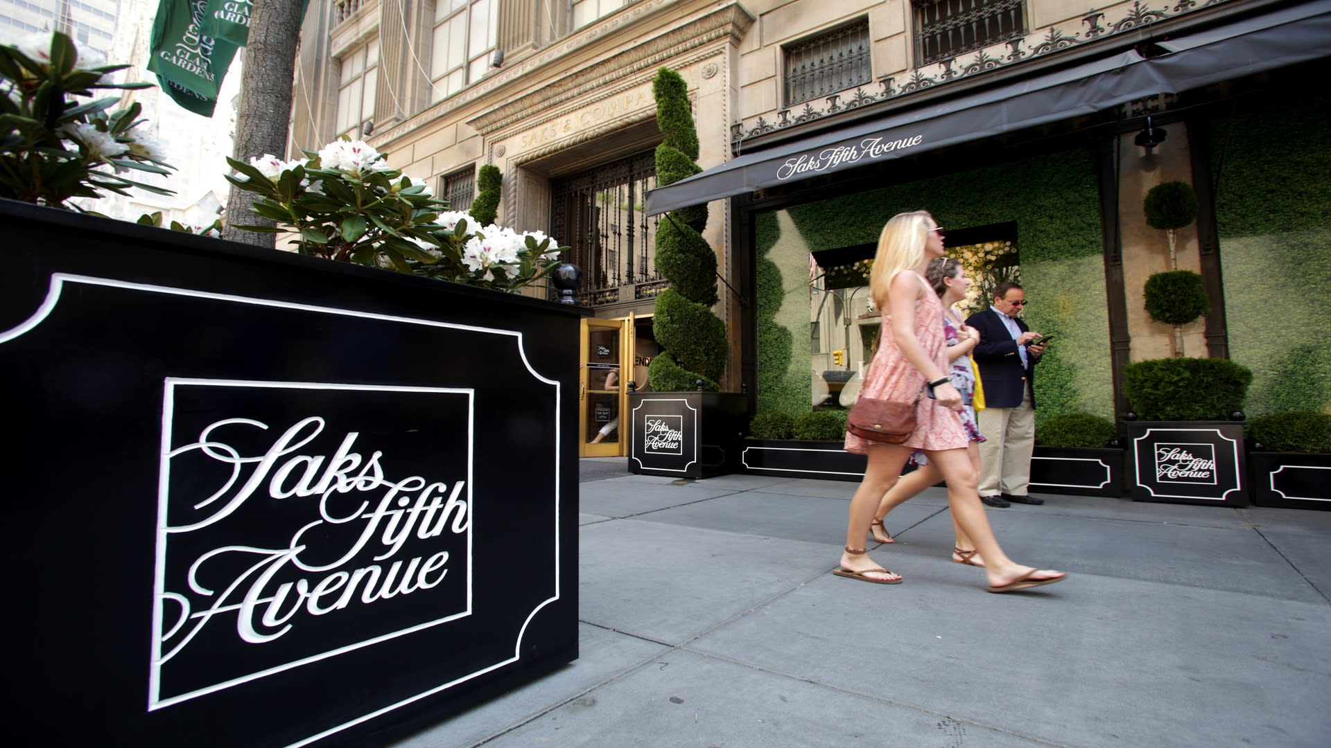 Saks Chapter 11 bankruptcy fears rise as bills go unpaid - TheStreet