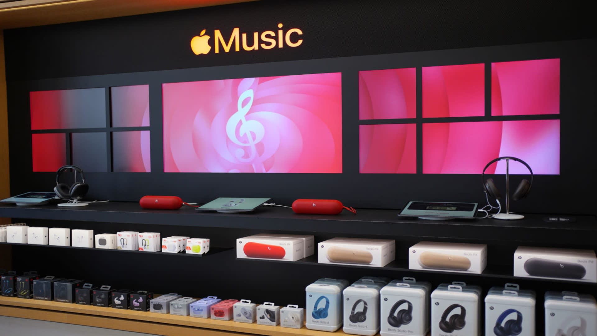 Apple Music aims to rival Spotify with bold strategic move - TheStreet