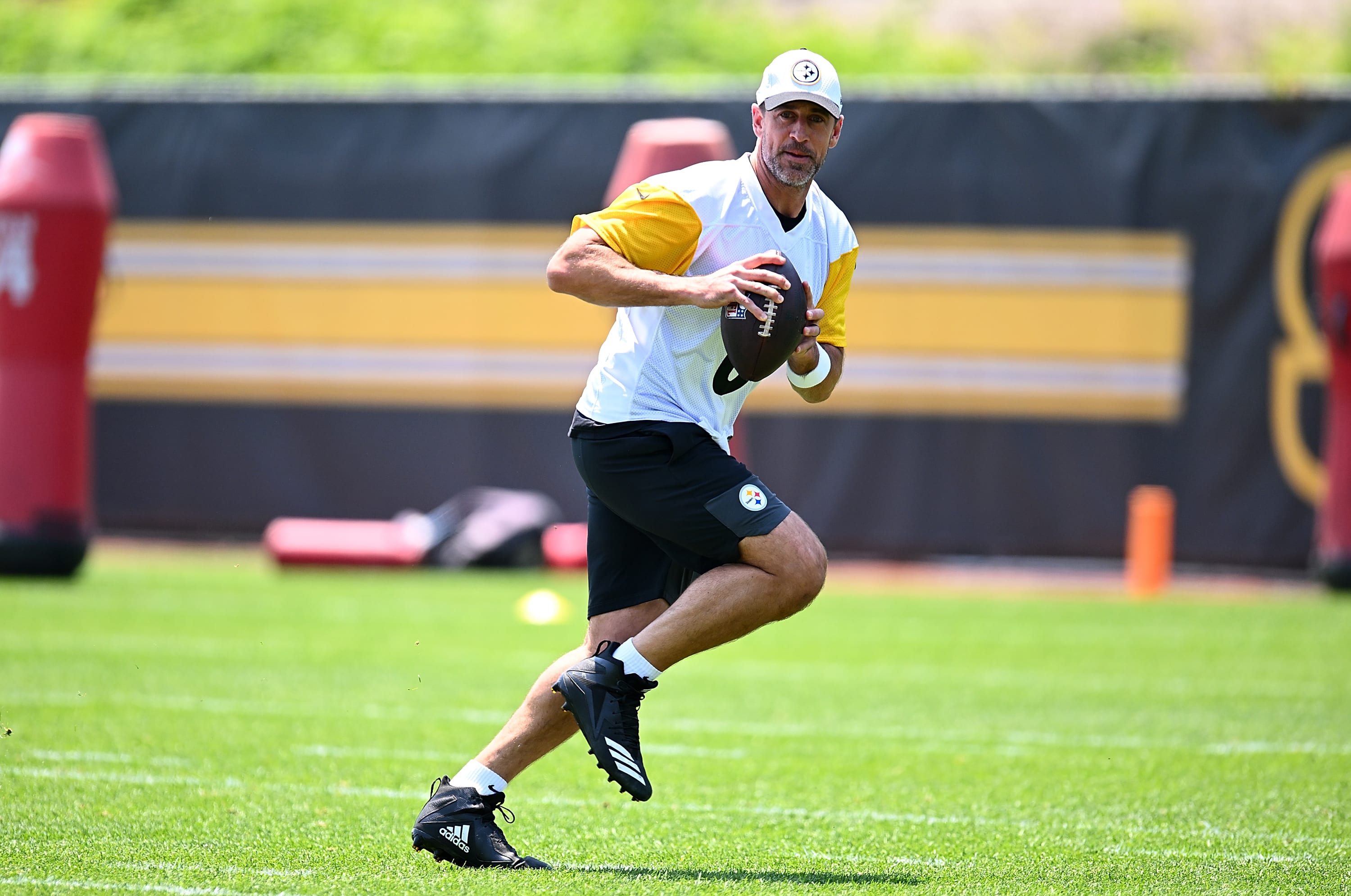 NFL starting quarterback salaries 2025: Who makes the most? - TheStreet