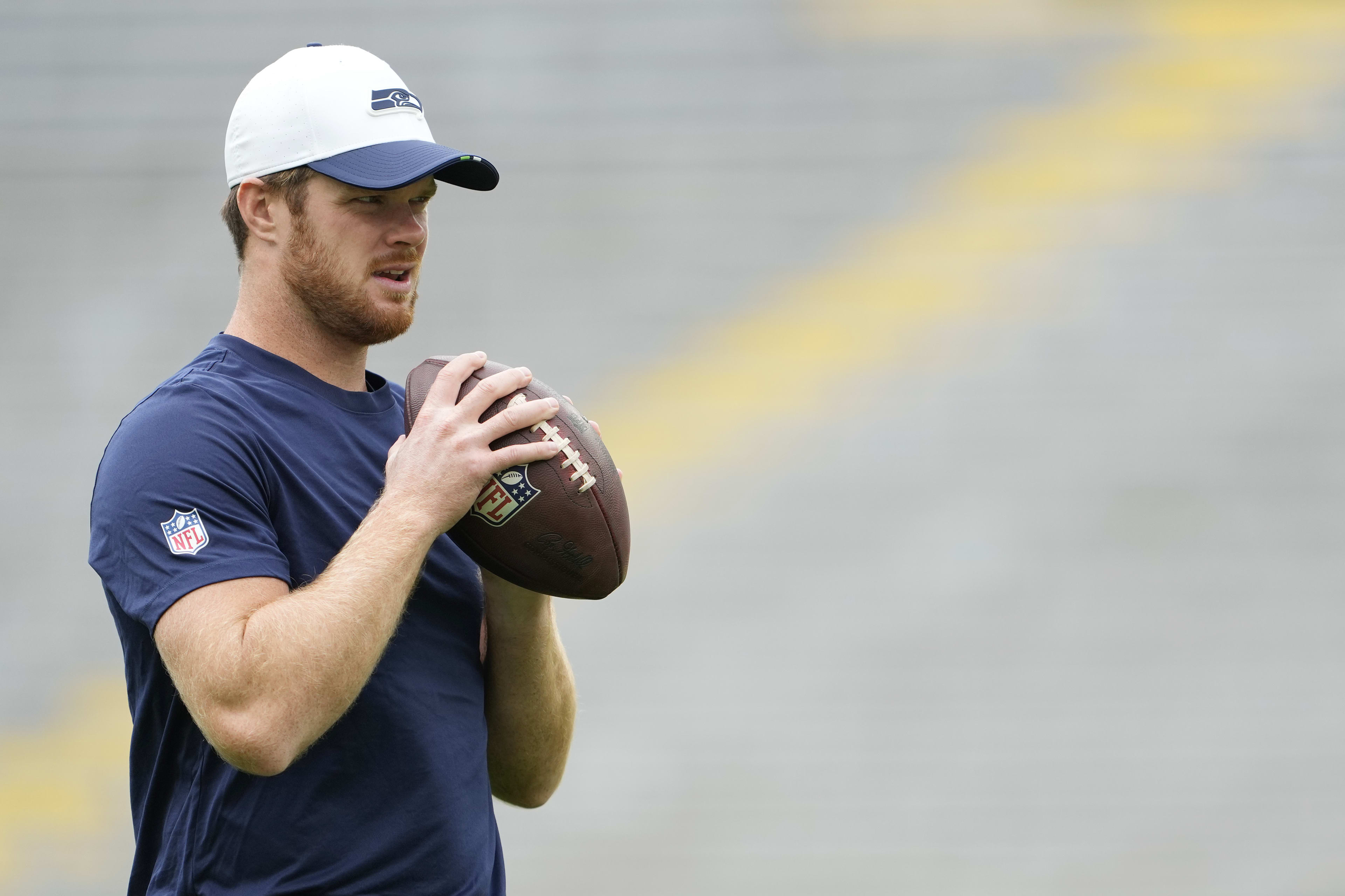 NFL starting quarterback salaries 2025: Who makes the most? - TheStreet