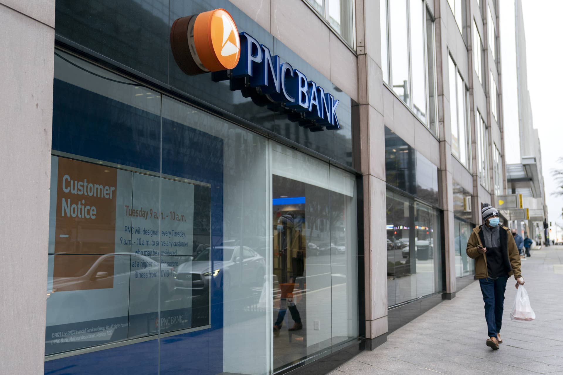 Major bank closes over a dozen branches - TheStreet