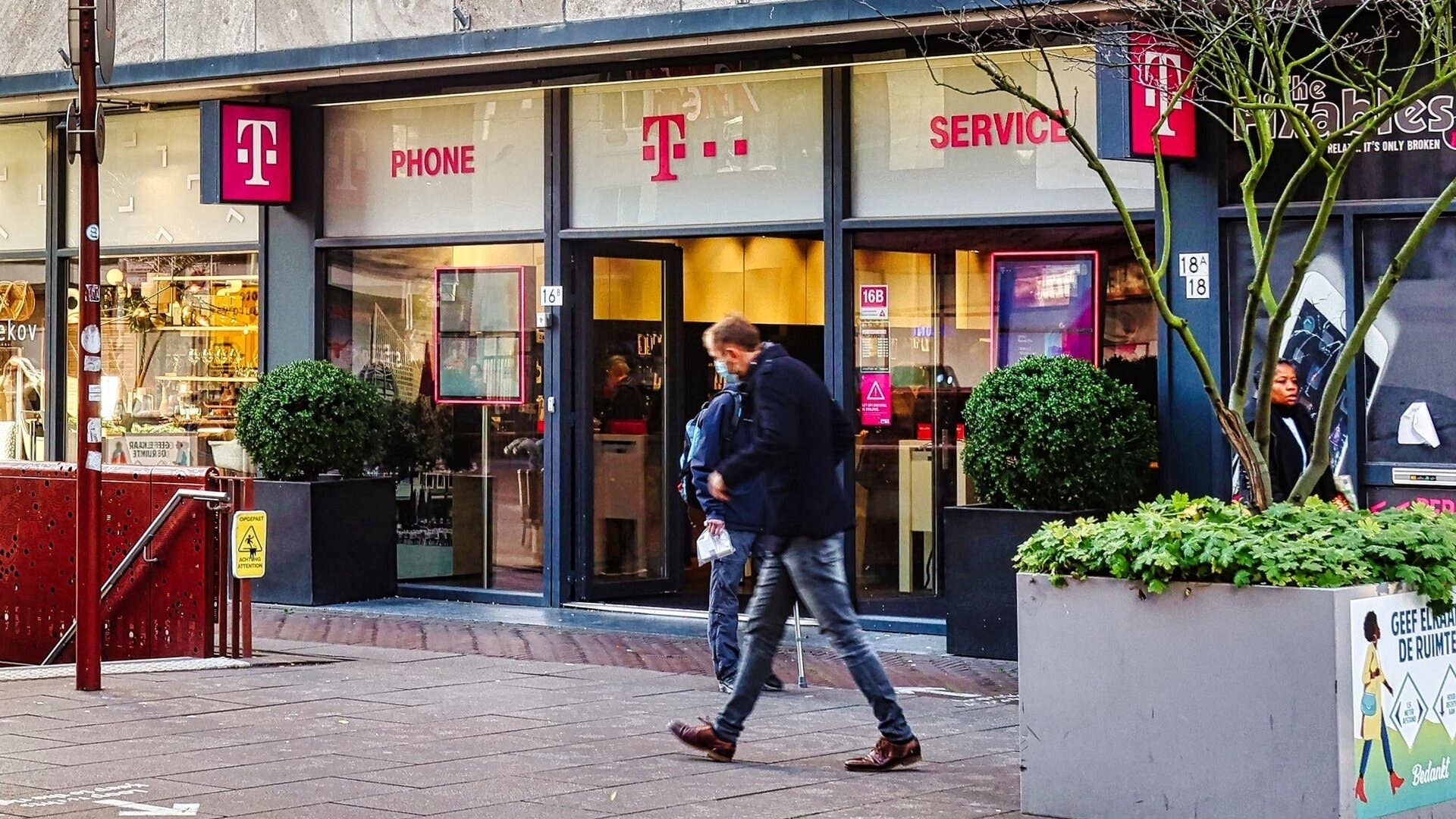 T-Mobile makes harsh move as phone customers vanish - TheStreet