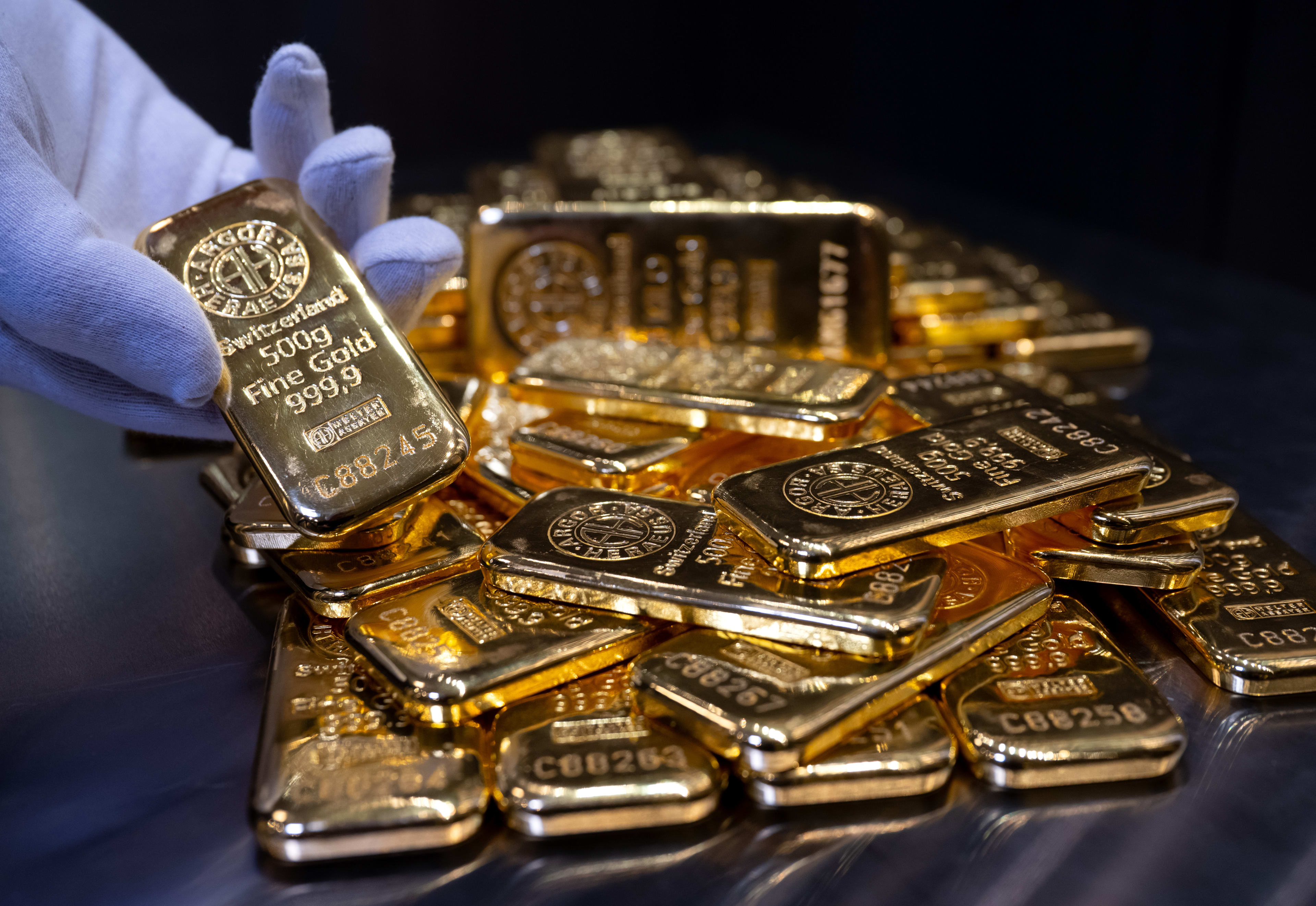 Major bank issues striking new gold forecast - TheStreet