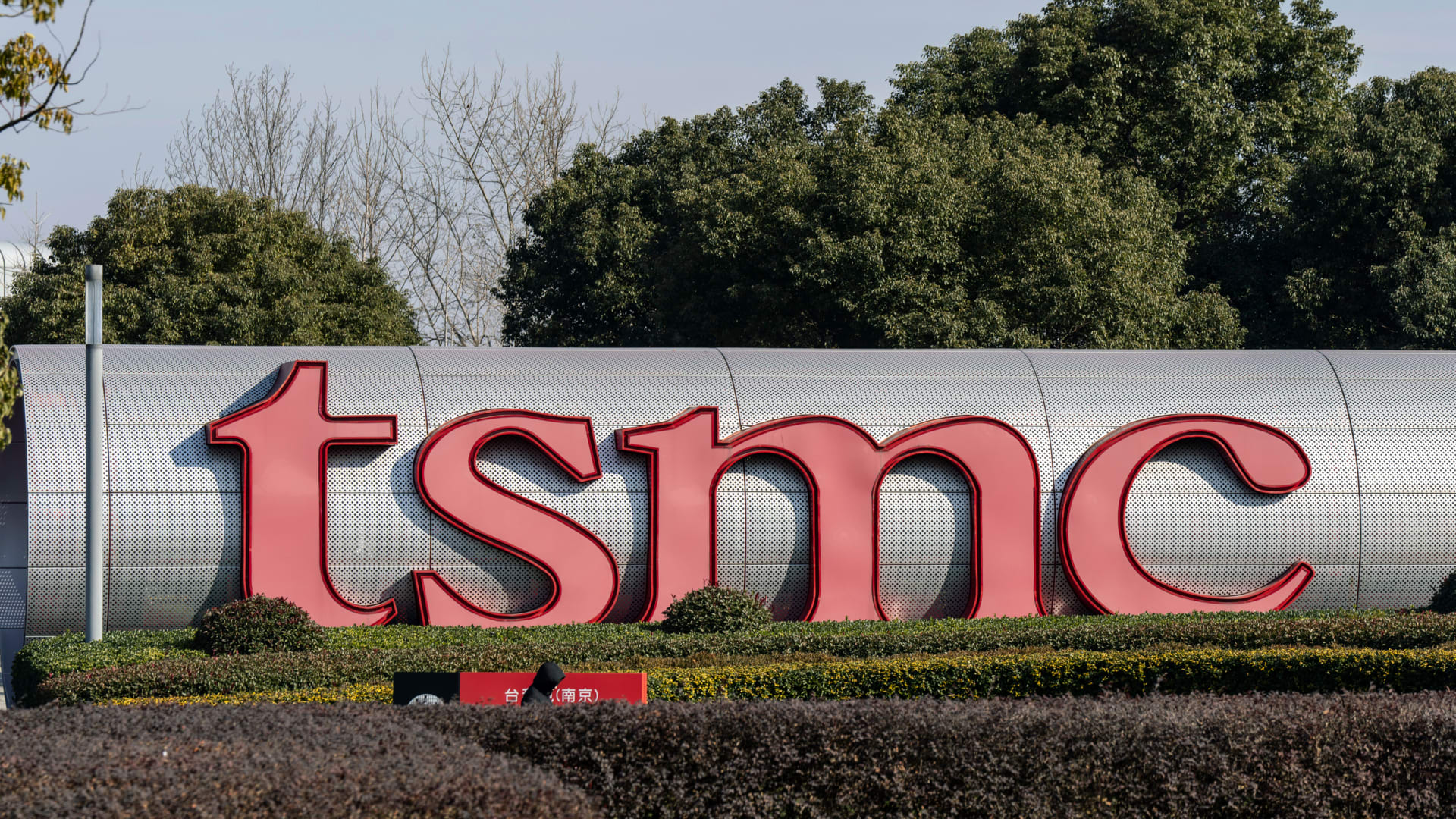 Veteran analyst revisits key semiconductor stock amid tech earnings ...